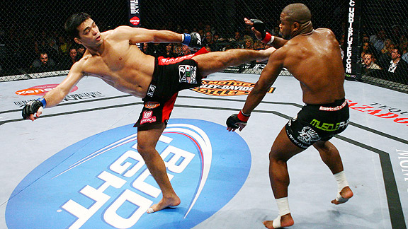 Lyoto Machida encara Jon Jones pelo cinturão no UFC 140 | SUPER LUTAS