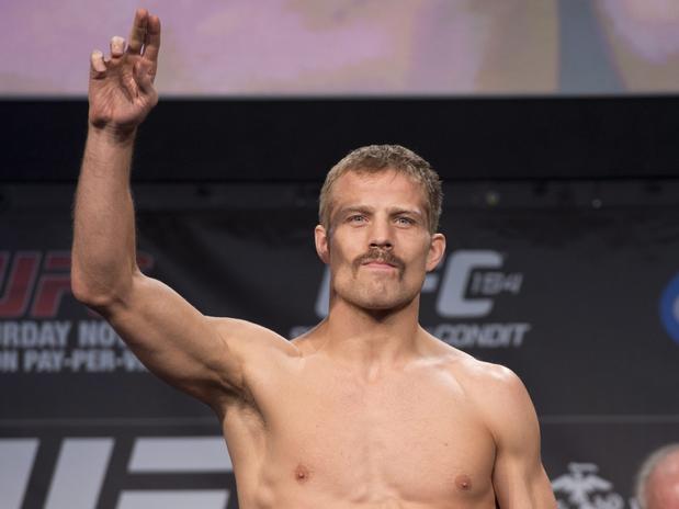 Nick Ring passa mal e UFC 154 tem baixa de última hora | SUPER LUTAS