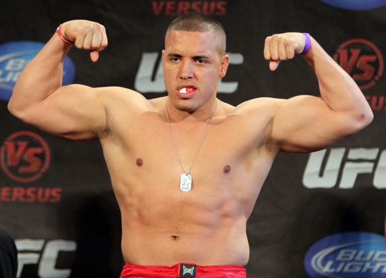 Peso pesado do UFC, Pat Barry anuncia afastamento por tempo ...