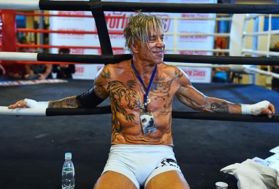 VÍDEO: Ator Mickey Rourke volta ao boxe aos 62 anos e vence por nocaute ...