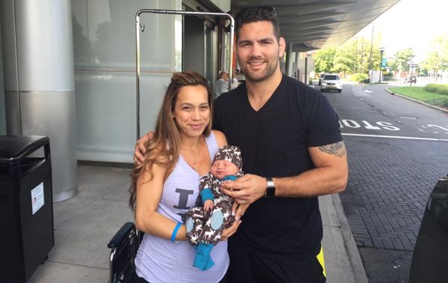 Ao lado da esposa, Weidman apresenta seu terceiro filho | SUPER LUTAS