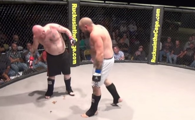 Fighter Excesses Strength and 'Poops' in Fight in the USA | SUPER FIGHTS