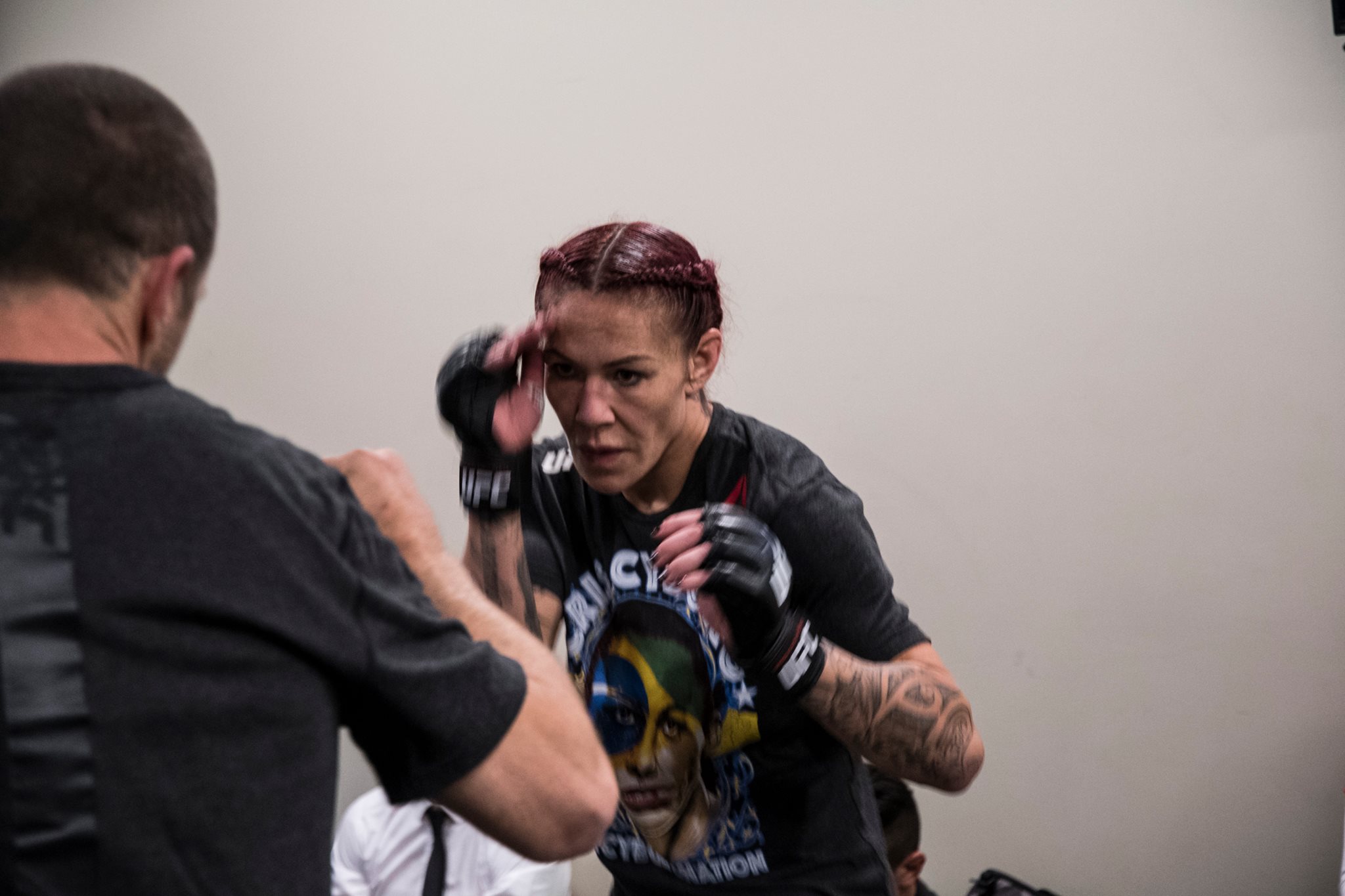 Cyborg diz que Holm é 'mais dura' que Amanda nos bastidores do UFC 219 ...