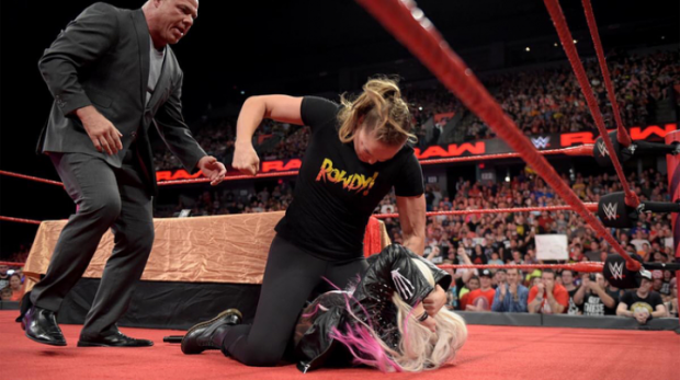 Vídeo: Ronda Rousey enlouquece no WWE Raw e ataca Kurt Angle e Alexa ...