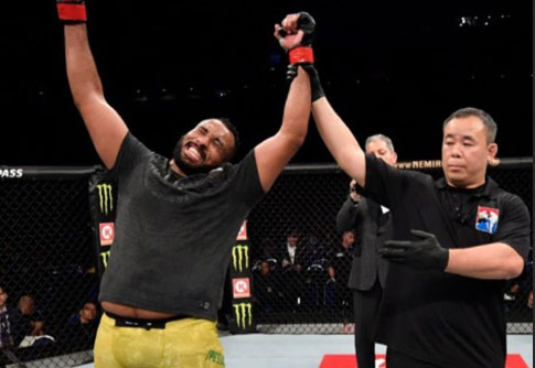 Raphael Bebezão vence Jeff Hughes no card preliminar do UFC Singapura ...