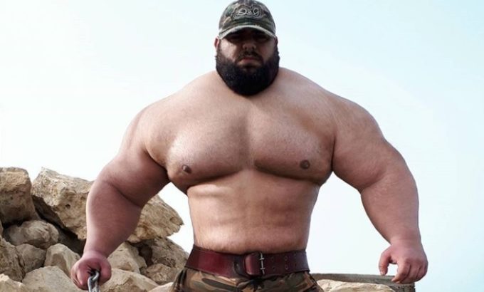 Com 180 kg, ‘Hulk Iraniano’ assina contrato e vai se apresentar em ...