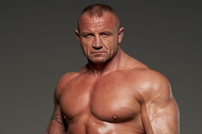 Vídeo: 'Homem mais forte do mundo' nocauteia lutador estreante em ...