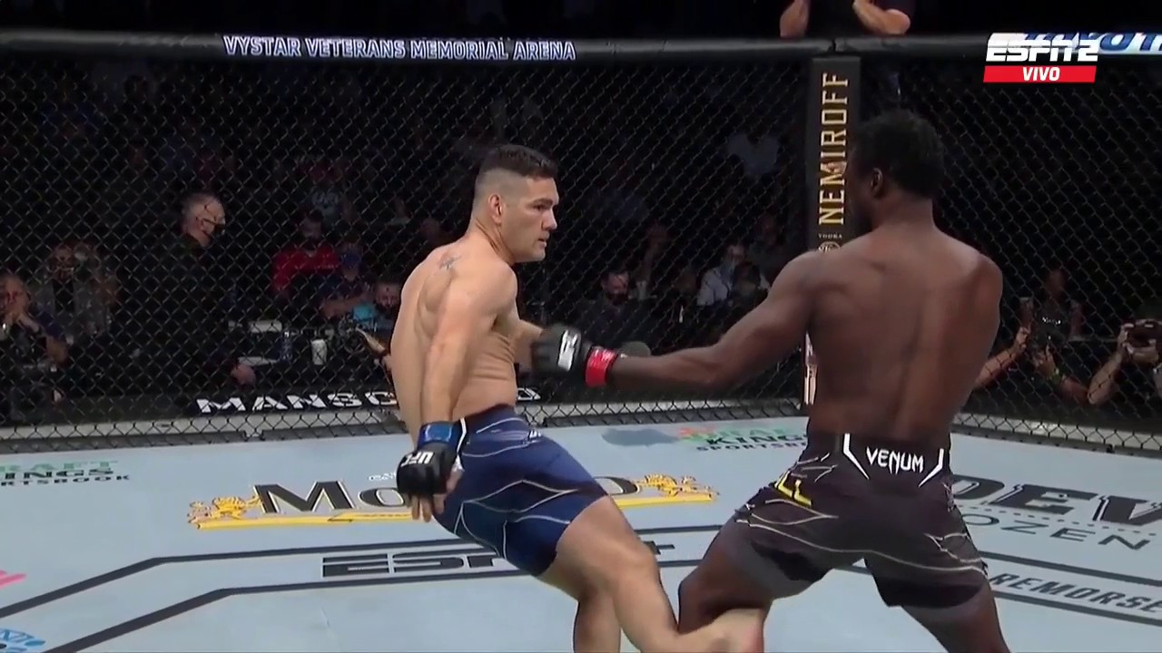 STRONG IMAGE: Chris Weidman breaks his leg with the same blow that ...