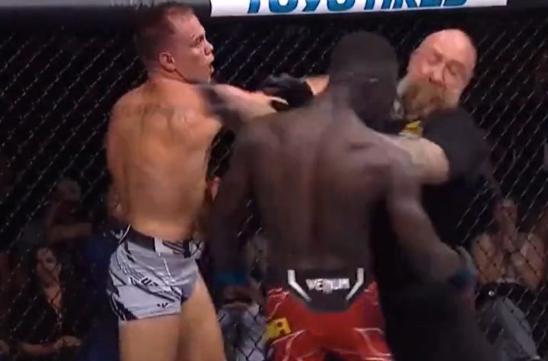 VIDEO: Referee almost gets knocked out in the end of an insane fight at ...