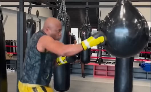 VÍDEO: Aos 47 Anos, Anderson Silva Faz Treino De Movimentação Para Luta ...