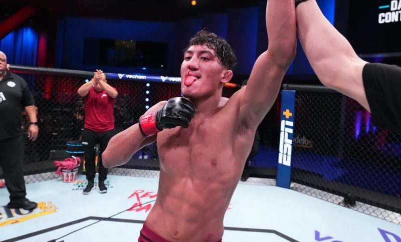 Mais jovem contratado da história do UFC, Raul Rosas Jr tem estreia ...