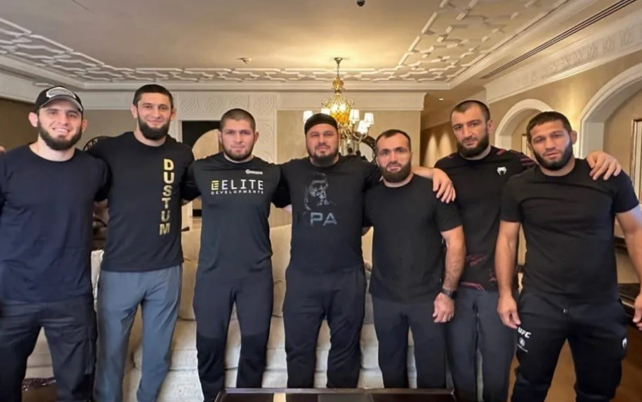 Após confusão no UFC 280, Khamzat Chimaev e equipe de Makhachev selam ...