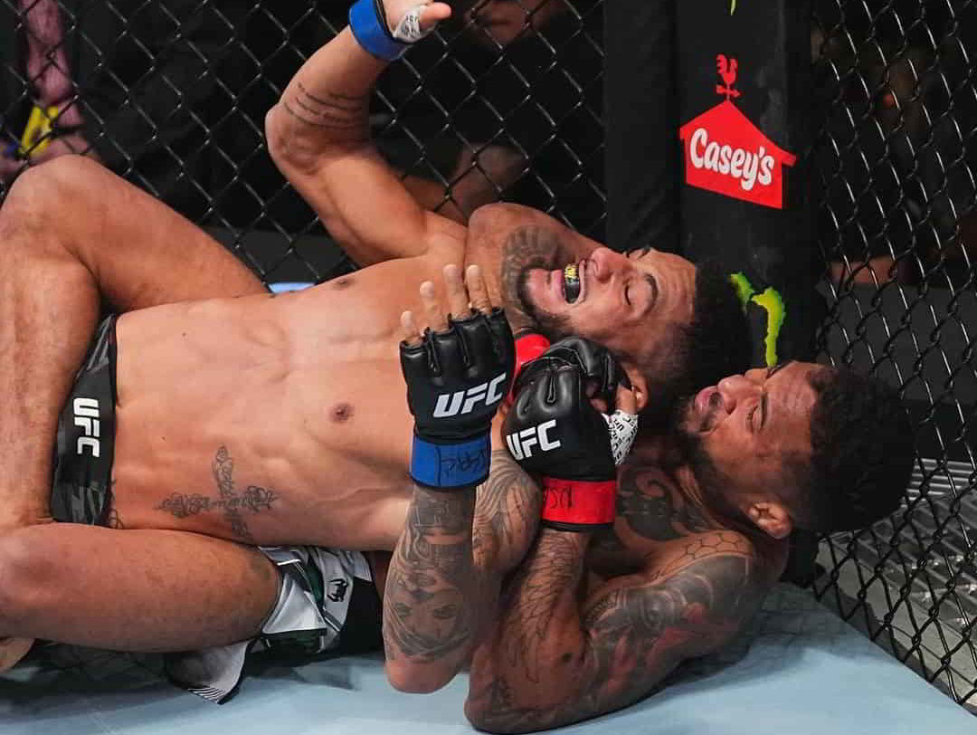 Joanderson Tubarão takes advantage of Lucas Alexander's mistake, doesn ...
