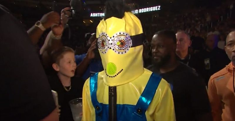 VÍDEO: No clima do Halloween, lutador se fantasia de ‘Minions’ em ...