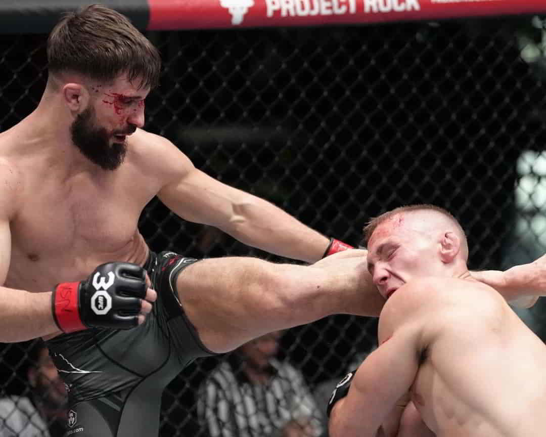 STRONG IMAGE: Knee opens deep cut on fighter and duel is interrupted at ...