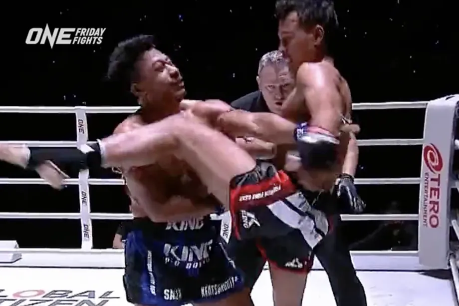 VIDEO: Fighter obliterates opponent with brutal flying knee in muay ...