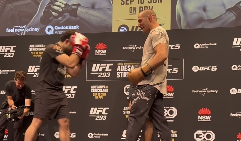 VÍDEO: Strickland Se Aventura Em ‘luta’ De Boxe Contra Fã Durante ...