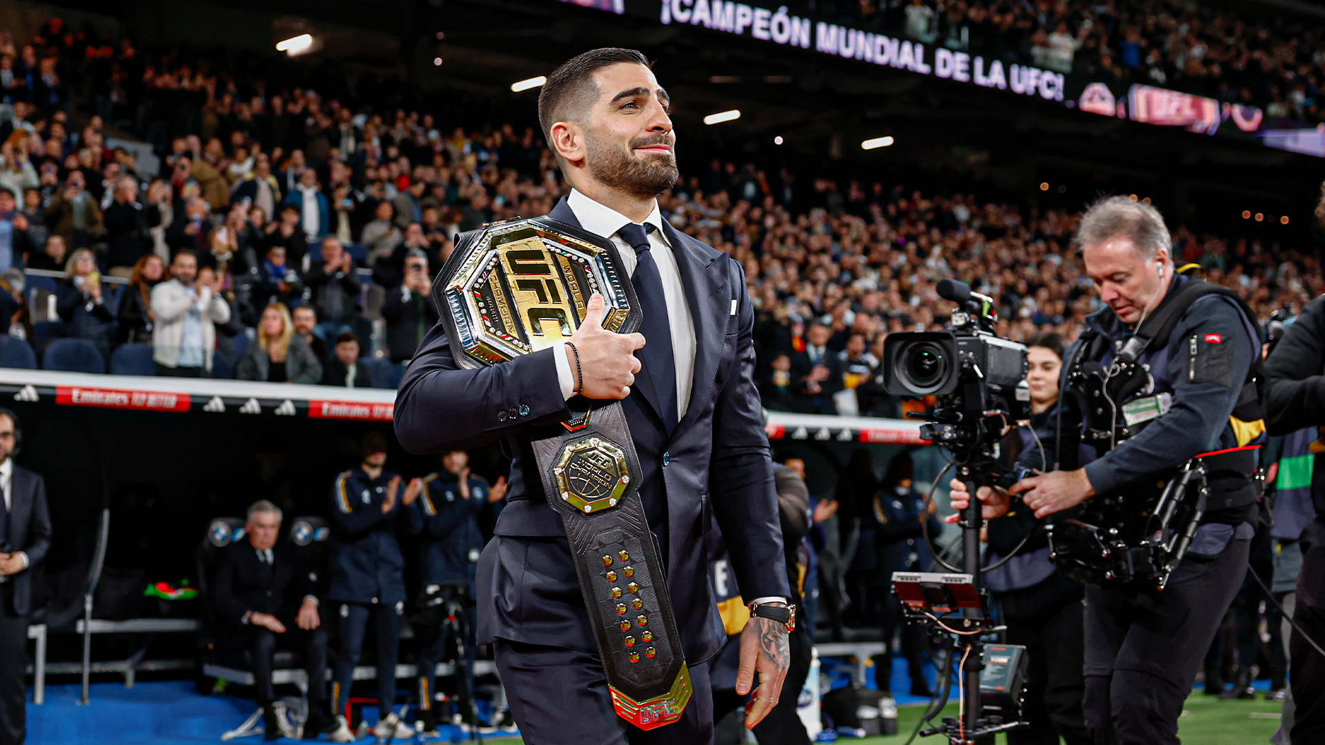 VIDEO: New featherweight champion, Ilia Topuria receives a standing ...