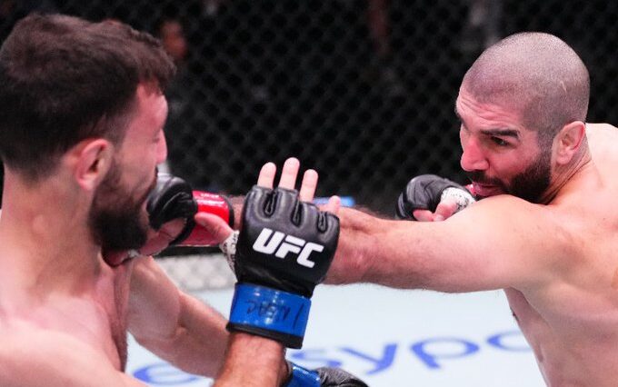 Com joelhada voadora brutal, Vinicius Oliveira bate Bernardo Sopai em ...