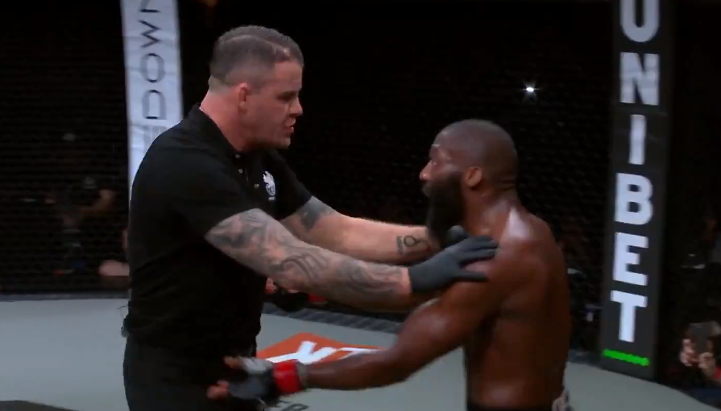 VIDEO: Splinter in finger makes referee end fight and take victory from ...