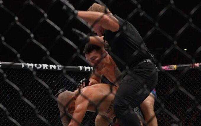 Dustin Poirier dá tapa na cara de homem após provocação envolvendo ...