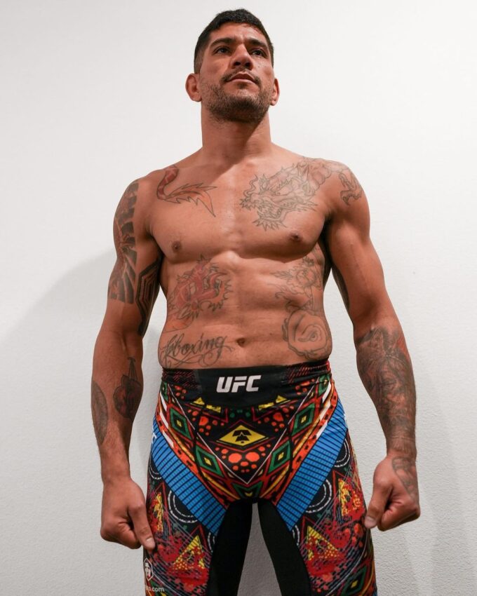 Alex Poatan reage ao receber short inédito para o UFC 300 e posa com ...