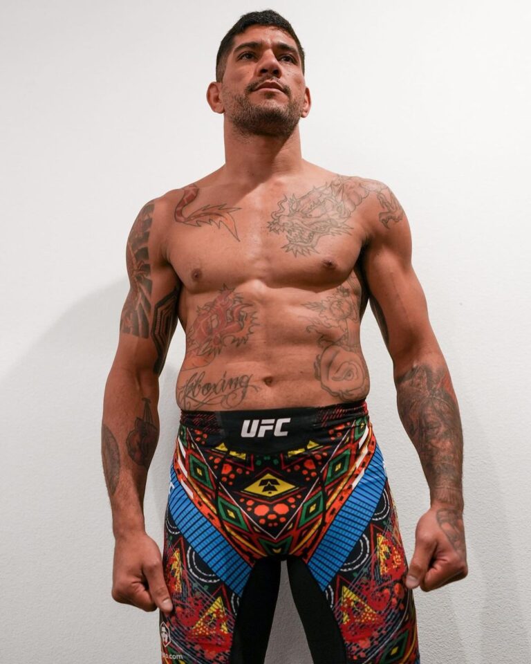 Alex Poatan reage ao receber short inédito para o UFC 300 e posa com ...