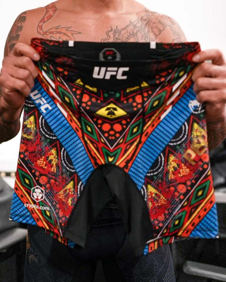 Alex Poatan reage ao receber short inédito para o UFC 300 e posa com ...