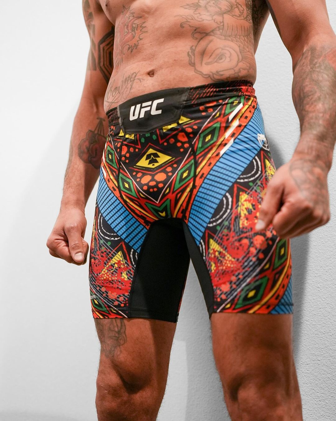 Alex Poatan reage ao receber short inédito para o UFC 300 e posa com ...