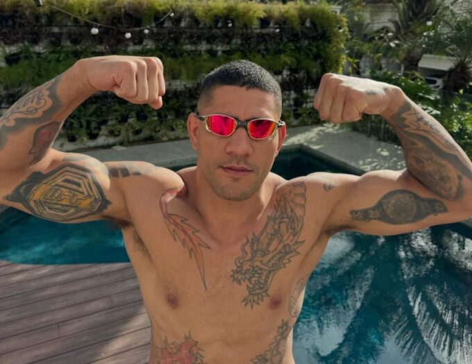 VÍDEO: Alex Poatan recebe presente inusitado e usa agrado para pregar ...