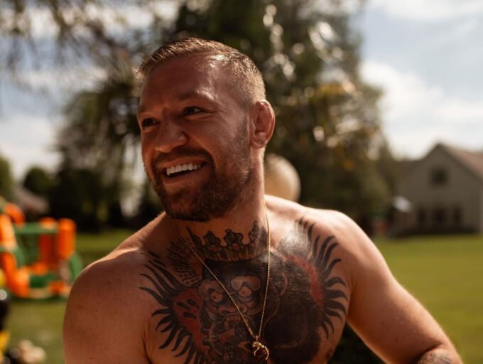 Conor McGregor está treinando forte em turnê de marca de cerveja, diz ...