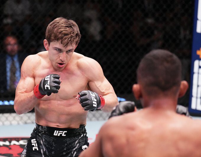 Lucas Rocha sucumbe à pressão e é finalizado em sua estreia no UFC ...