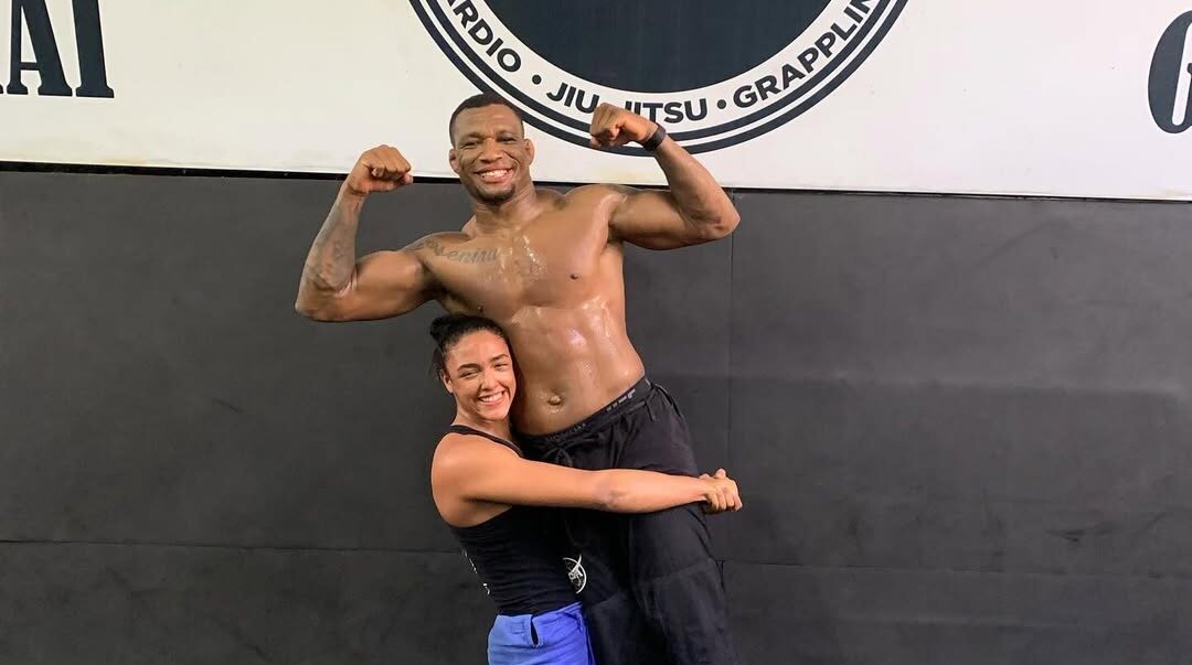 Após Pedido Ousado, Lutadora Brasileira Recebe 'presente De Natal' Do ...