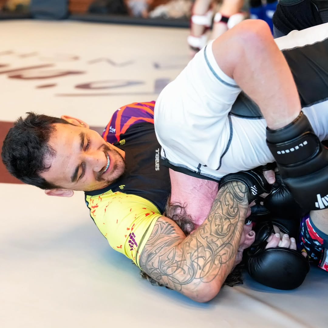 Ele não sabe brincar! Campeão BMF do UFC Max Holloway finaliza CEO da ...