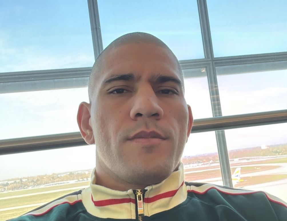 Alex Poatan surprises and lands in England with eyes beyond UFC London ...