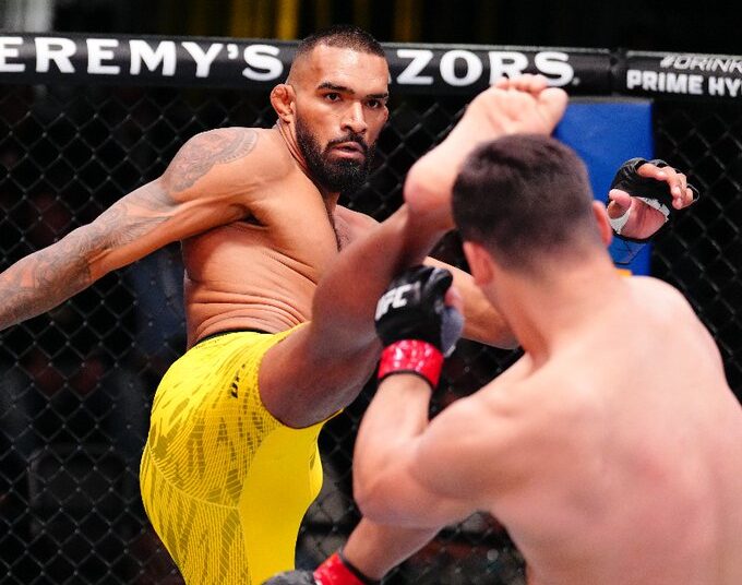 Brendson Ribeiro aplica knockdown, sofre queda e finaliza rival invicto ...