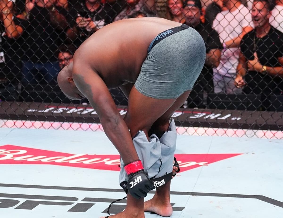 Derrick Lewis Gets Excited, Takes Off Shorts, Imitates Dog And 'Pee' In ...