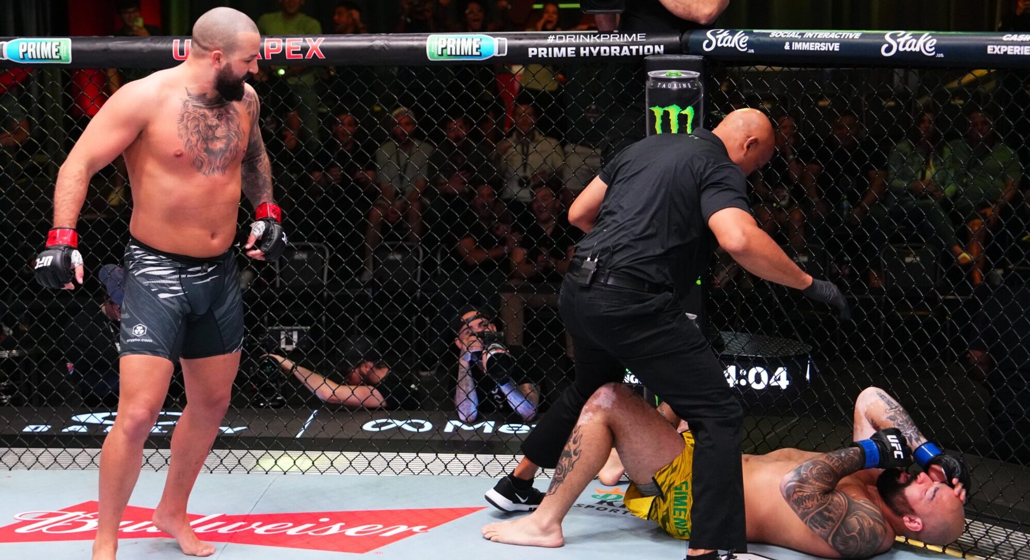 VIDEO: Loud American Knocks Out Giant Brazilian in Less Than a Minute ...